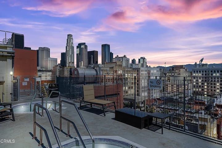 1-br Loft With Rooftop Hot Tub, Pool, Bball Court - Los Angeles, CA