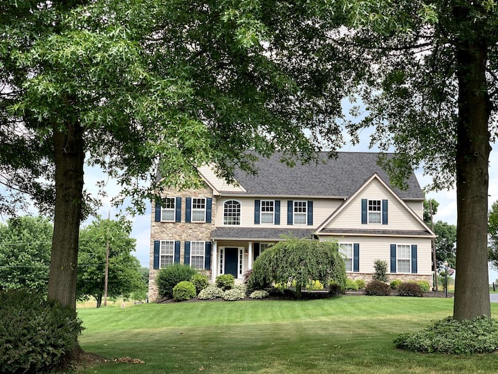 Spacious 5 Bedroom Home With Patio And Hot Tub - Honey Brook, PA