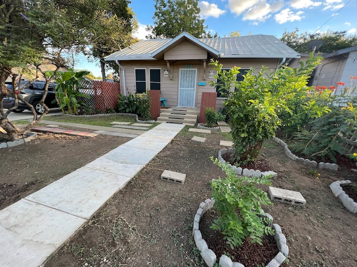 Close To Downtown 2-bedroom Home With Coffee Bar - San Antonio