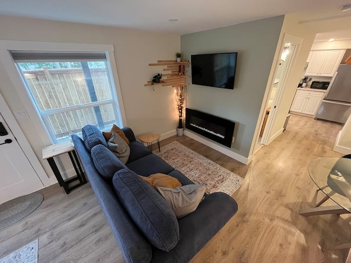 Modern Studio With Soft Tub -Ratcliffe Guest Suite - Duncan
