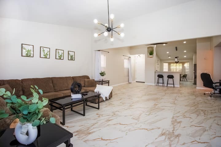 Charming Modern Home With Private Pool & Hot Tub! - Casa Grande