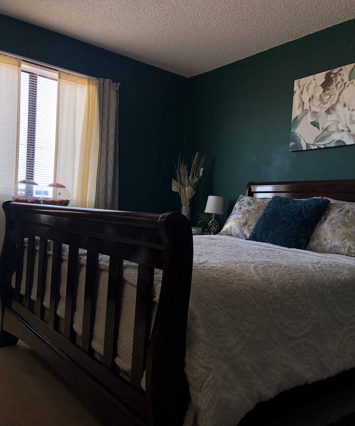 Comfortable & Cozy Bedroom With Private Bathroom - Apple Valley, CA