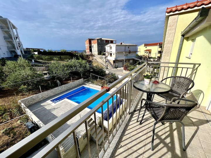 Wake Up With The Eastern Sun Over The Pool - Podstrana