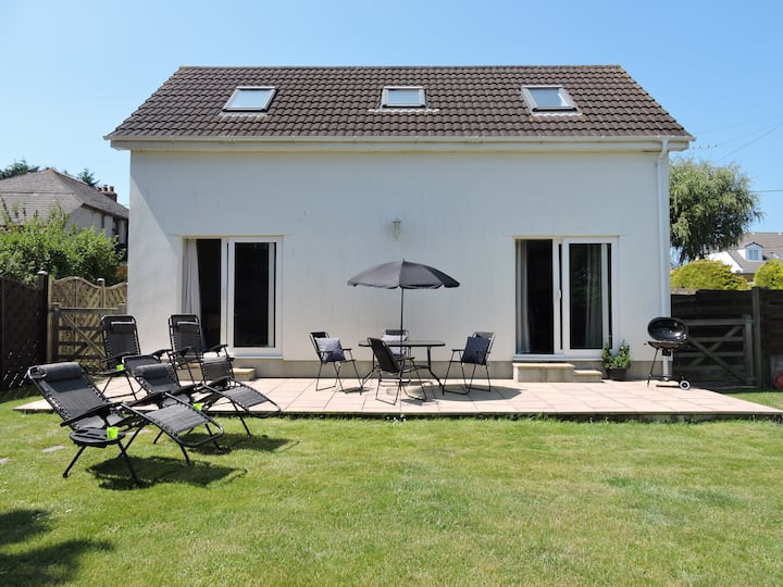Cheerful 2 Bedroom Dormer Bungalow. Spacious Lawn - Praa Sands