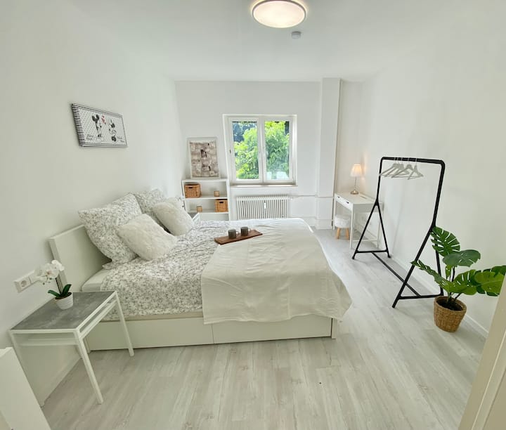 Schöne 2 Zimmer Wohnung, Sehr Zentral - Stuttgart