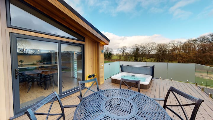 Elmore Stylish 3-bedroom Lodge With Hot Tub /Views - Clitheroe