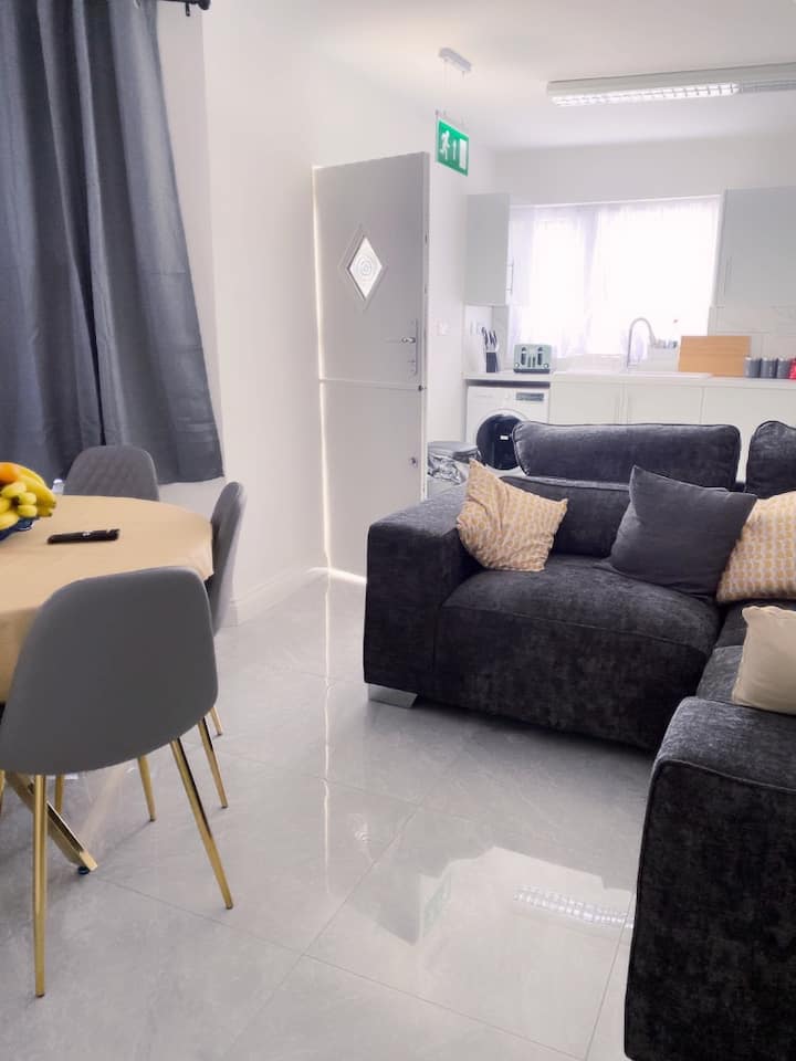 Modern Living 9 Bedroom House With 9 Bathrooms, - Dartford