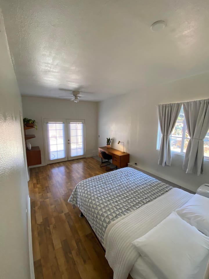 Charming 1 Bedroom Unit Close To Downtown Vista - Vista, CA