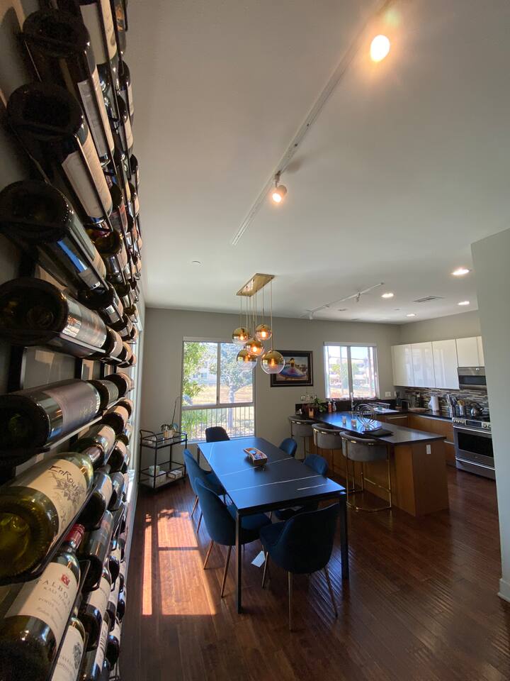 The Saturn Skyview Estate & Suite, Great Location - Los Angeles, CA