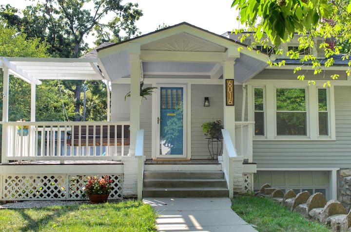 Cozy Brookside Bungalow On Cherry Street - カンザスシティ, MO