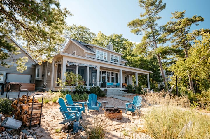 4 Bd / 3 Ba Lake Front Home - Elk Rapids, MI