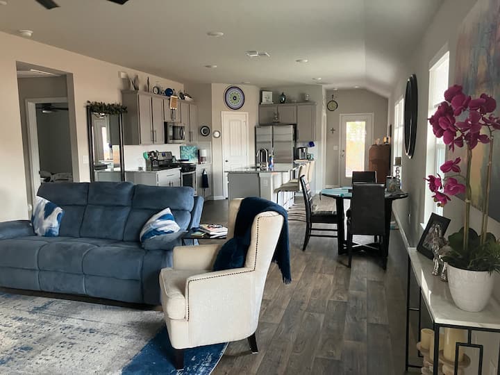 Lachlan's Cozy Bungalow - Bastrop, TX