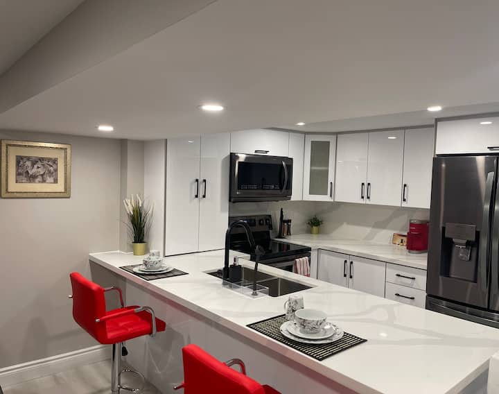 Lovely Two Bedroom With Private Side Entrance - Brampton