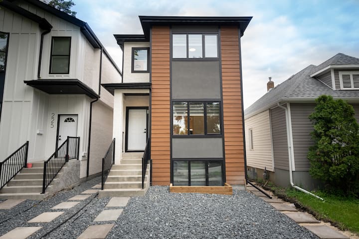 2022 House Build! 3 King Beds 2.5 Baths! - Winnipeg