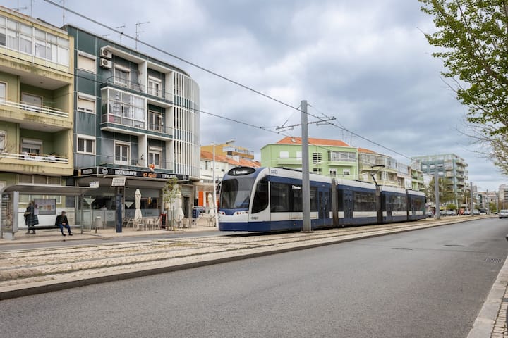 Almada/lisboa - Frente A Transportes Públicos - Almada