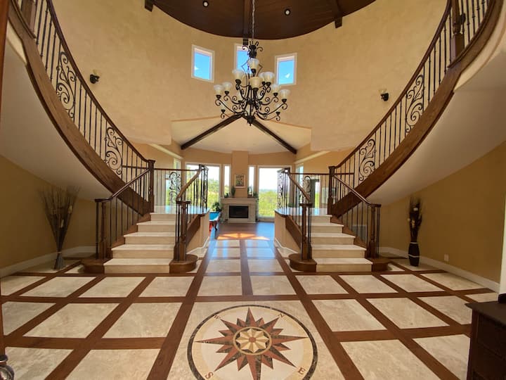 Lovely 4 Bedroom Gated Villa With Free Parking - Los Gatos, CA