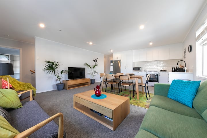 Vibrant Ponsonby - Light Roomy Apartment + Parking - Auckland