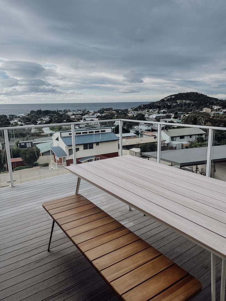 The Watch House | Modern Home | Central Location - Bicheno