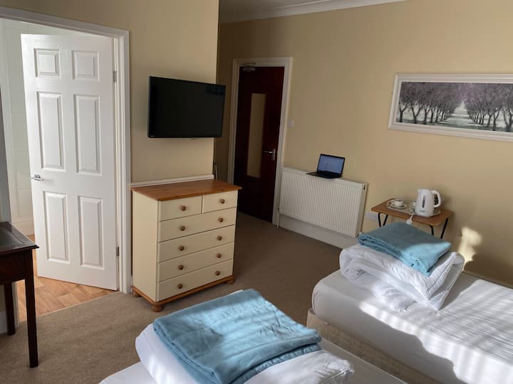 Linden Leaf Room 5: Comfort & Convenience - Nottingham