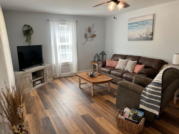 Cozy, Work-friendly, I-75 & Dalton Minutes Away - Dalton, GA