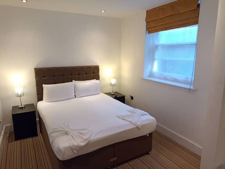 Edward Hotel Spacious Basement Room - London