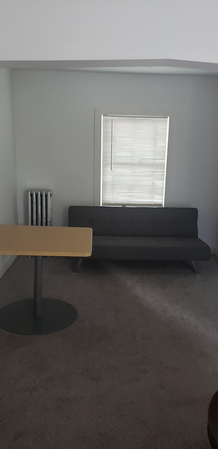Upstairs Queen-bed Suite - Monticello, NY