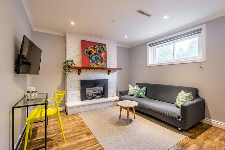 Clean & Air Conditioned Suite With Free Parking! - Toronto