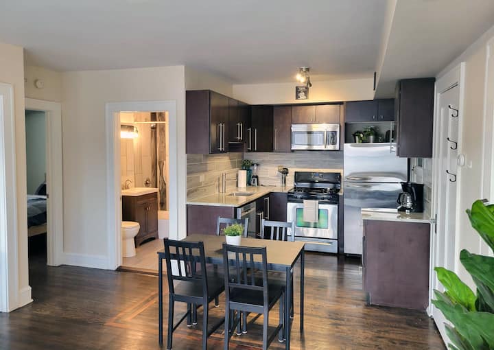 Light Filled Open Plan, Remodeled, Off St Parking - Cícero, IL
