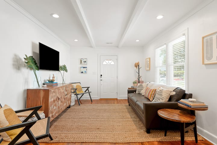 One Block From Park Circle Restaurants & Bars! - Charleston, SC