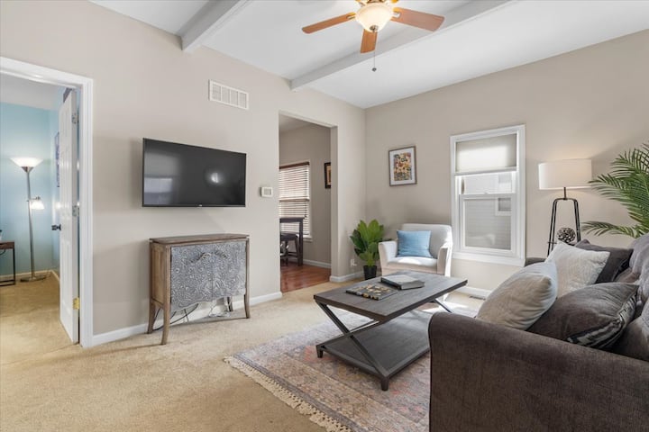 Pet Friendly 2 Bedroom West Plaza Bungalow - Kansas City, KS