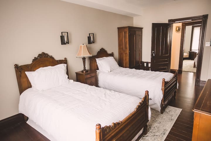 Welcome To Inn On Britannia - The Vintage Room - Stratford