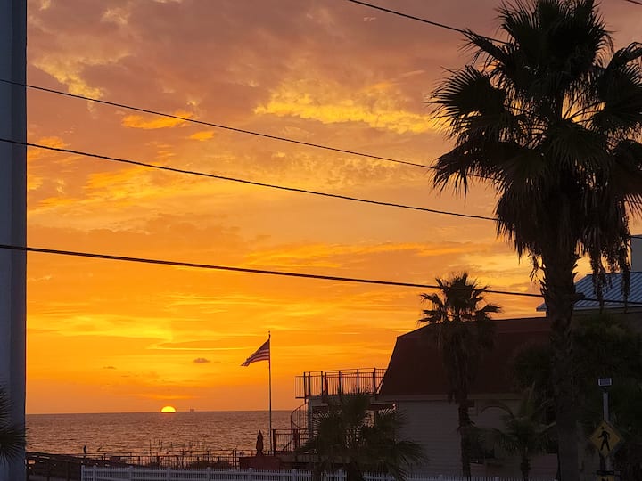 Sunset Beach • 5 Min Walk To Gulf | Funshine - Treasure Island, FL