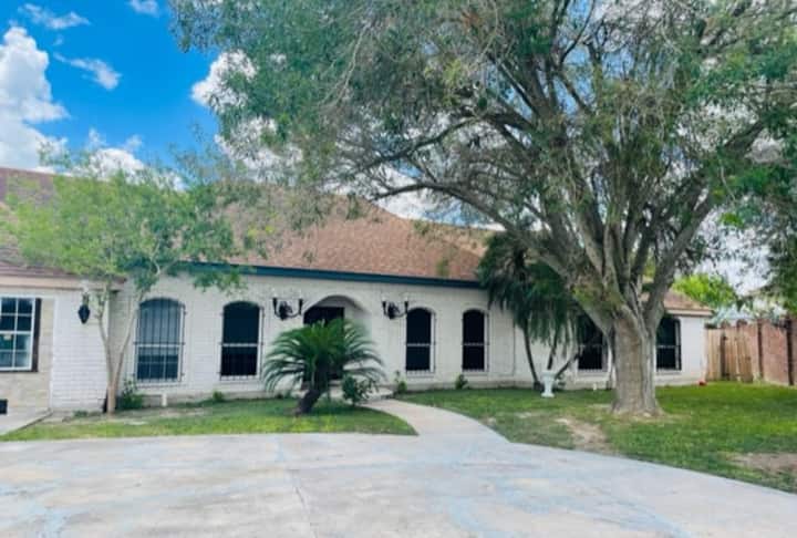 Cheerful 4 Bedroom Home With Pool And Bbq Area - 布朗斯維爾