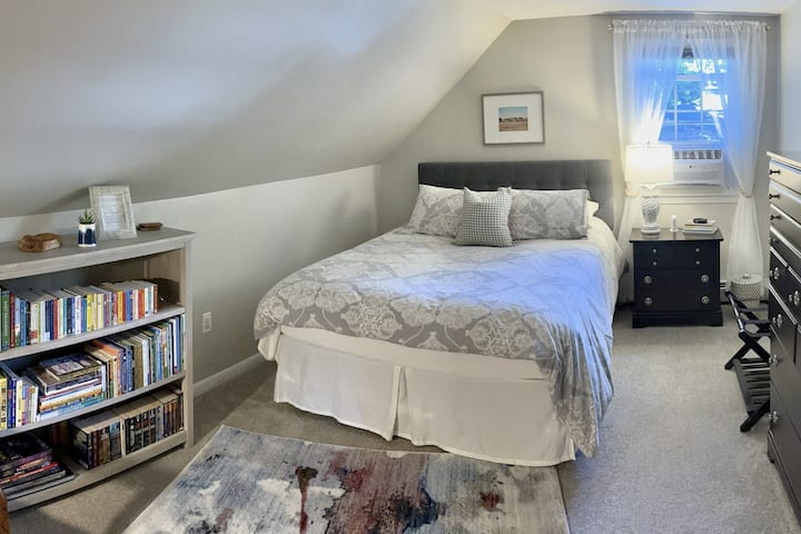 Clean, Cozy Bedroom W/bathroom & Hot Tub Access - Portland, ME
