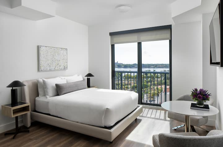 Hotel Club Room In West Palm - West Palm Beach, FL