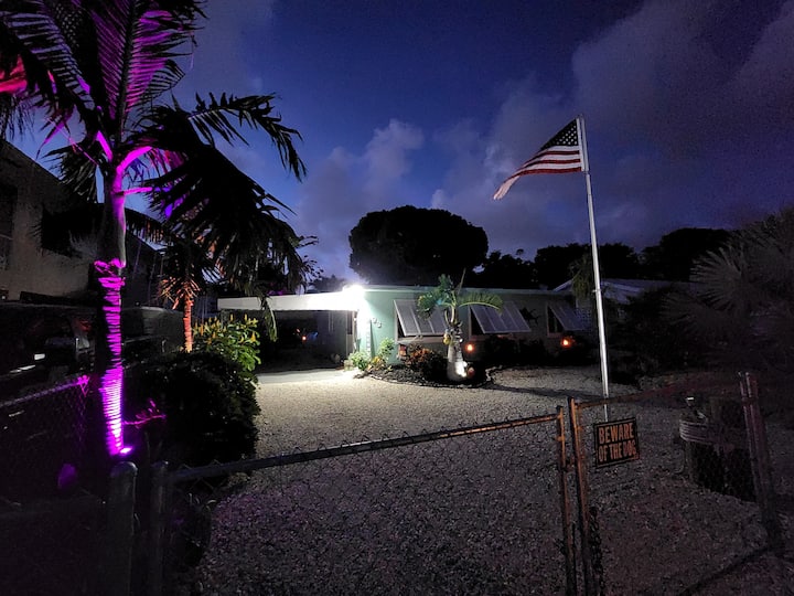 Keys "Conch" Home Private Tropical Retreat. - Key Largo, FL
