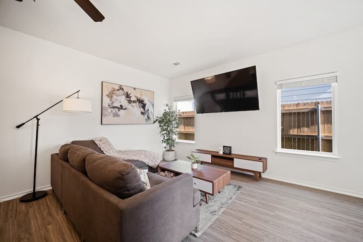 Cheerful New 4bd Home | Hwy Access | Heart Of Dfw - Grand Prairie, TX