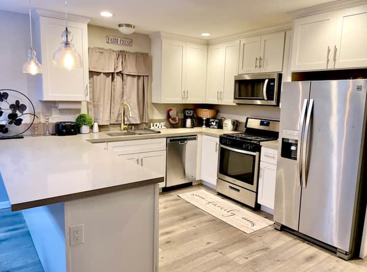 Trendy 1 Bedroom Bungalow With Huge Kitchen - San Diego, CA