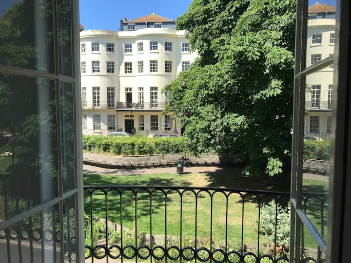 Bright And Spacious 2 Bed/2 Bath Apartment - Steyning