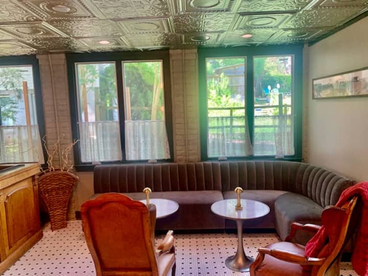 Bed And Taproom Under The Porch Next To Square - Oxford, MS