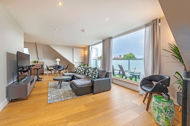 Penthouse In Putney. - London