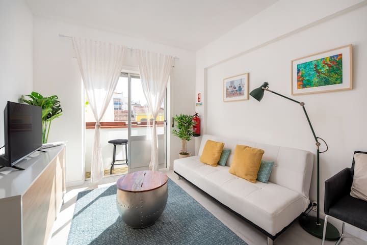 Central 2 Bedroom Apt With Balcony And Desk Space - Lagos