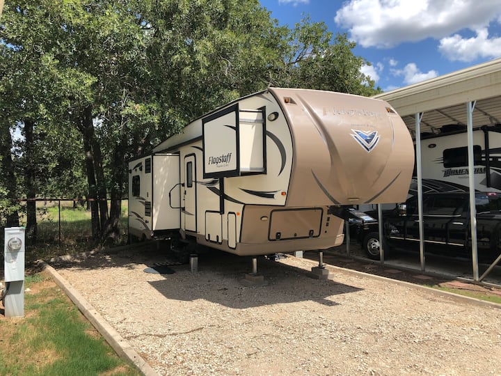 Glamper 2 At Majestic Cedar Creek - Cedar Creek, TX