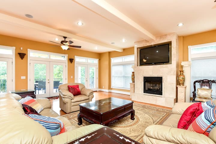 Majestic Lakeview Estate + Outdoor Fireplace, Dock - Lake Wylie, Fort Mill