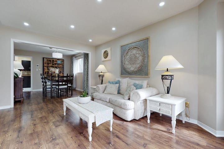 Cheerful 7-bed 3.5 Bath & Office, Pool, Bbq, Patio - Oshawa