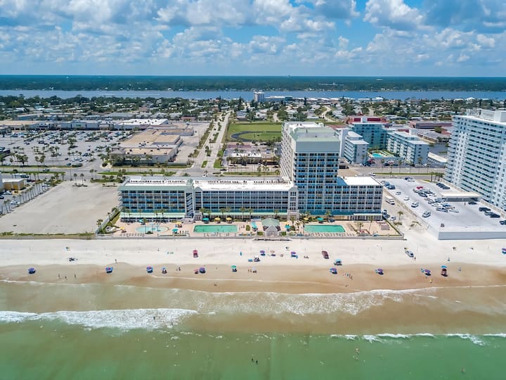Beachfront Private Balcony 2 Queen Beds - Daytona Beach, FL