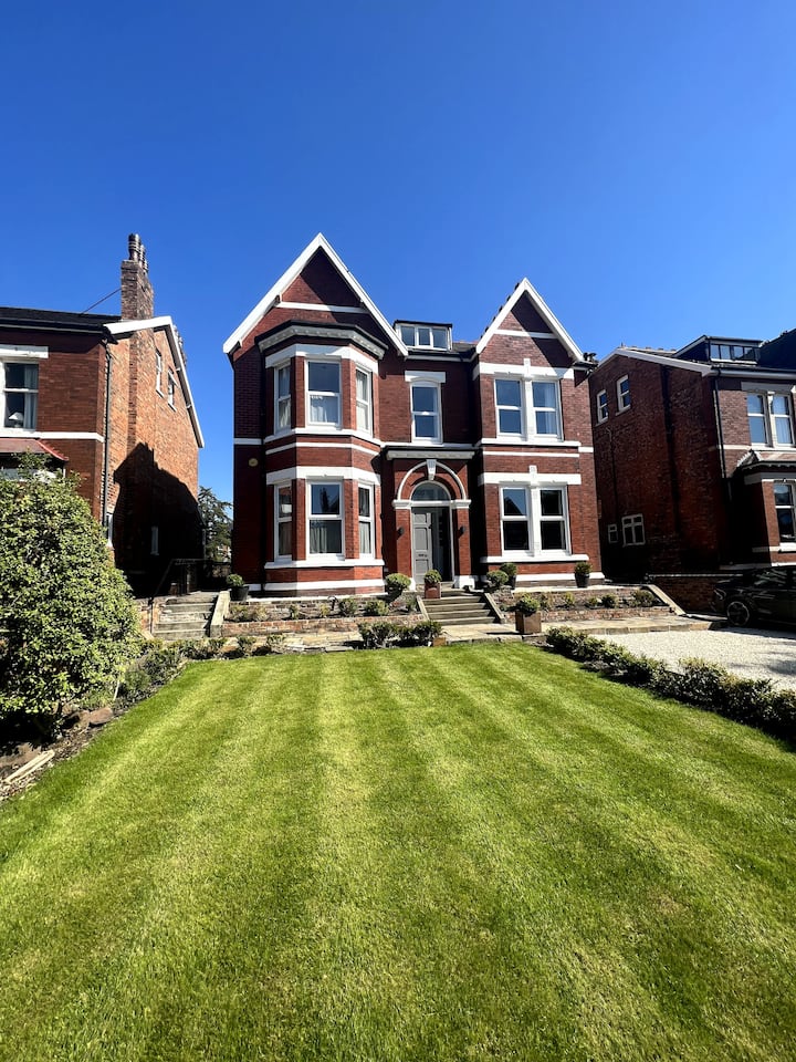 Lovely 4 Bedroom Private Apartment - Southport