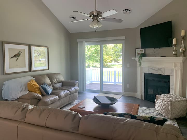 Bettendorf Condo: 2br, 2ba, Garage, King Master, P - Lost Grove Lake, IA