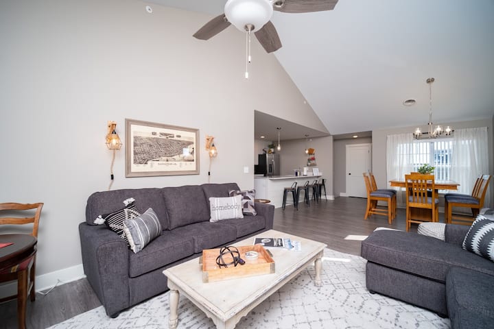 Charming 3 Bedroom Condo In Bettendorf With King M - Davenport, IA