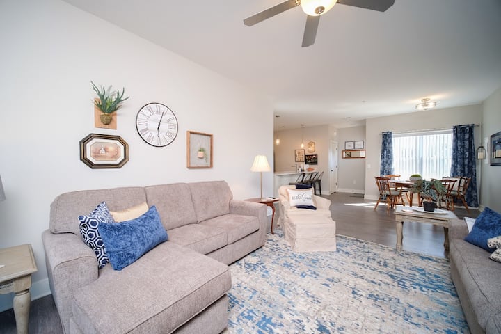 Main Floor Cozy 2 Bedroom Condo With A Master Suit - Lost Grove Lake, IA